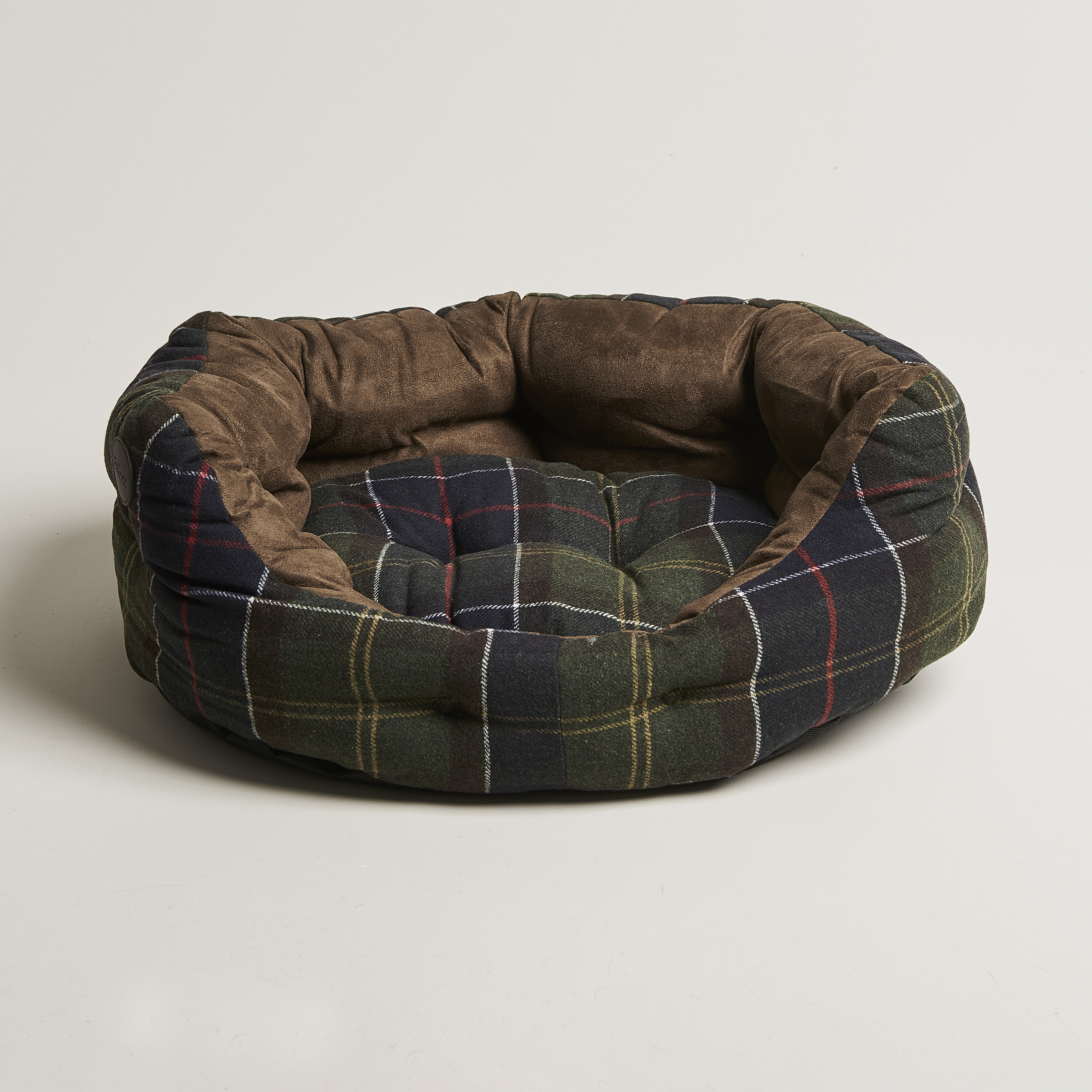 Barbour Lifestyle Luxury Dog Bed 24' Classic Tartan osoitteesta CareOfCarl.