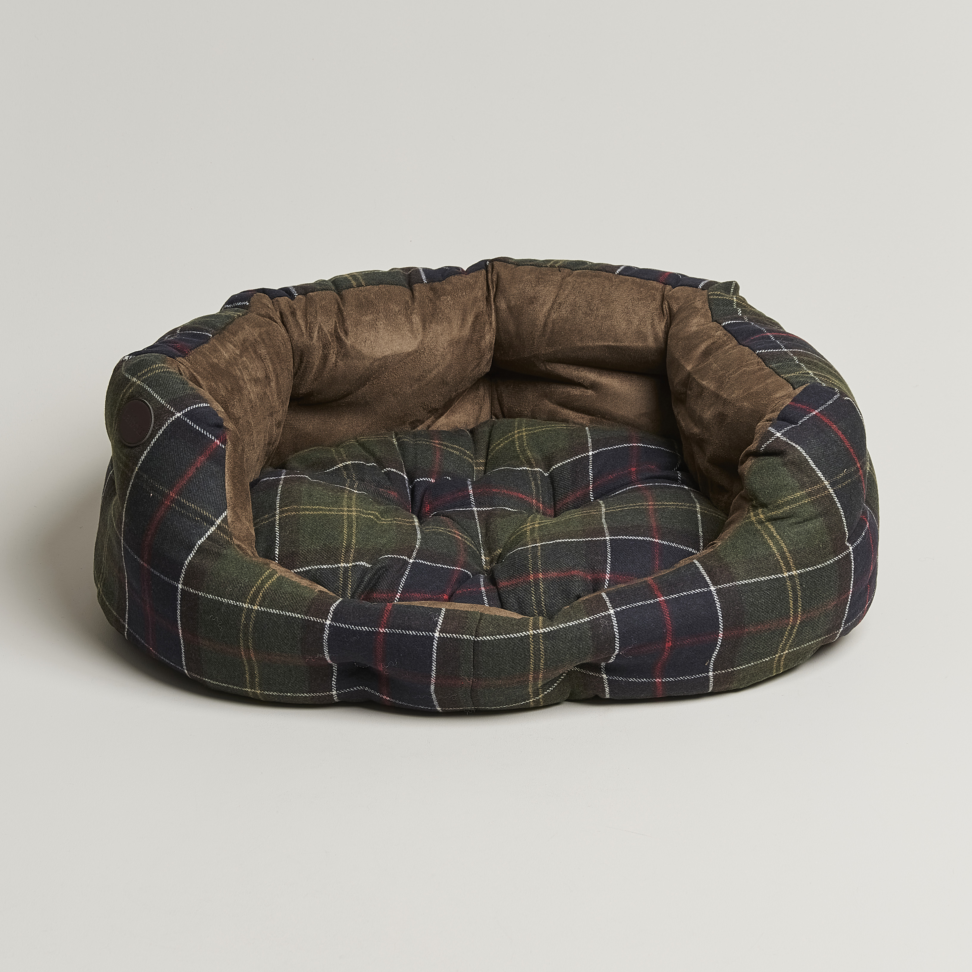 Barbour Lifestyle Luxury Dog Bed 30' Classic Tartan osoitteesta CareOfCarl.