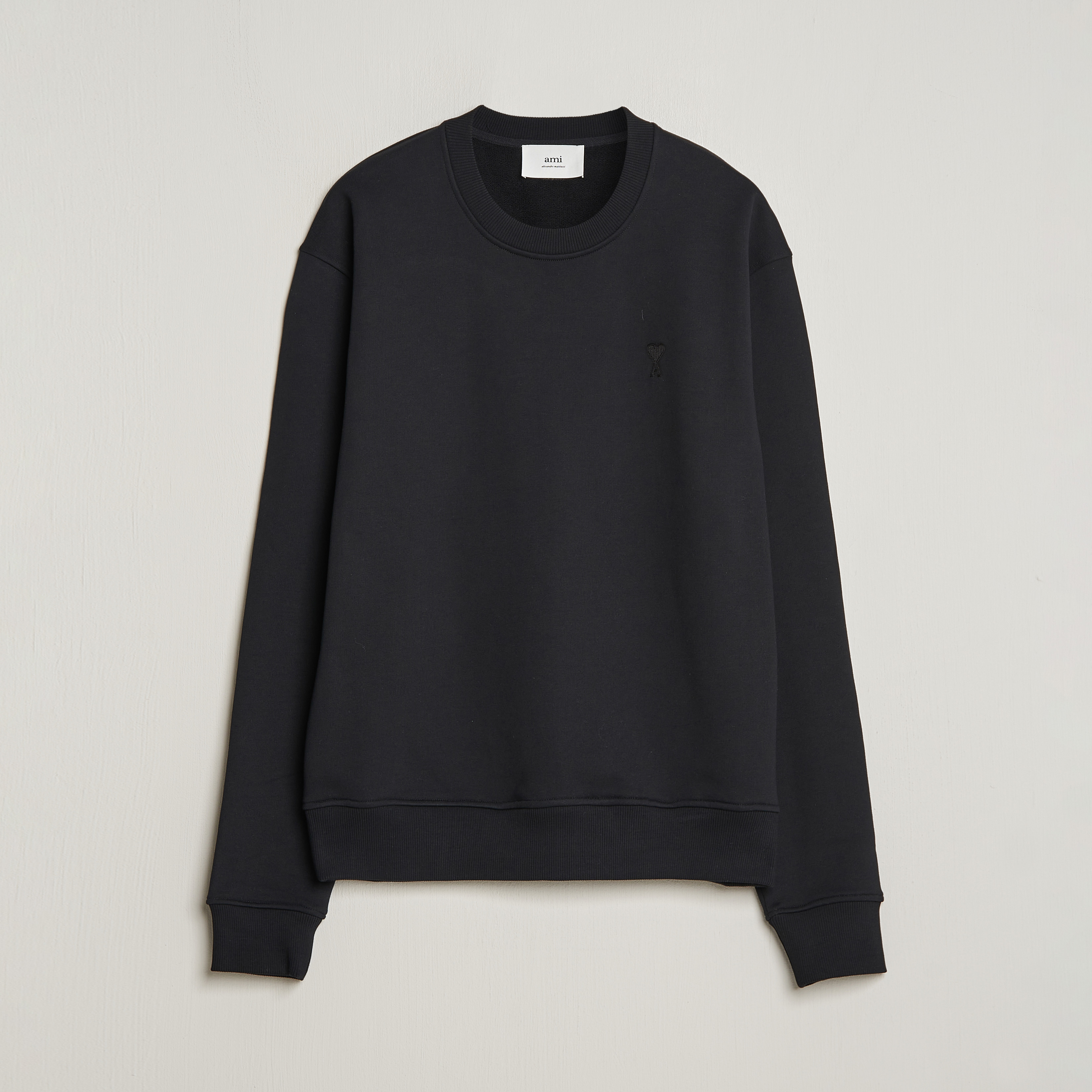 AMI Tonal Heart Logo Sweatshirt Black osoitteesta CareOfCarl.fi