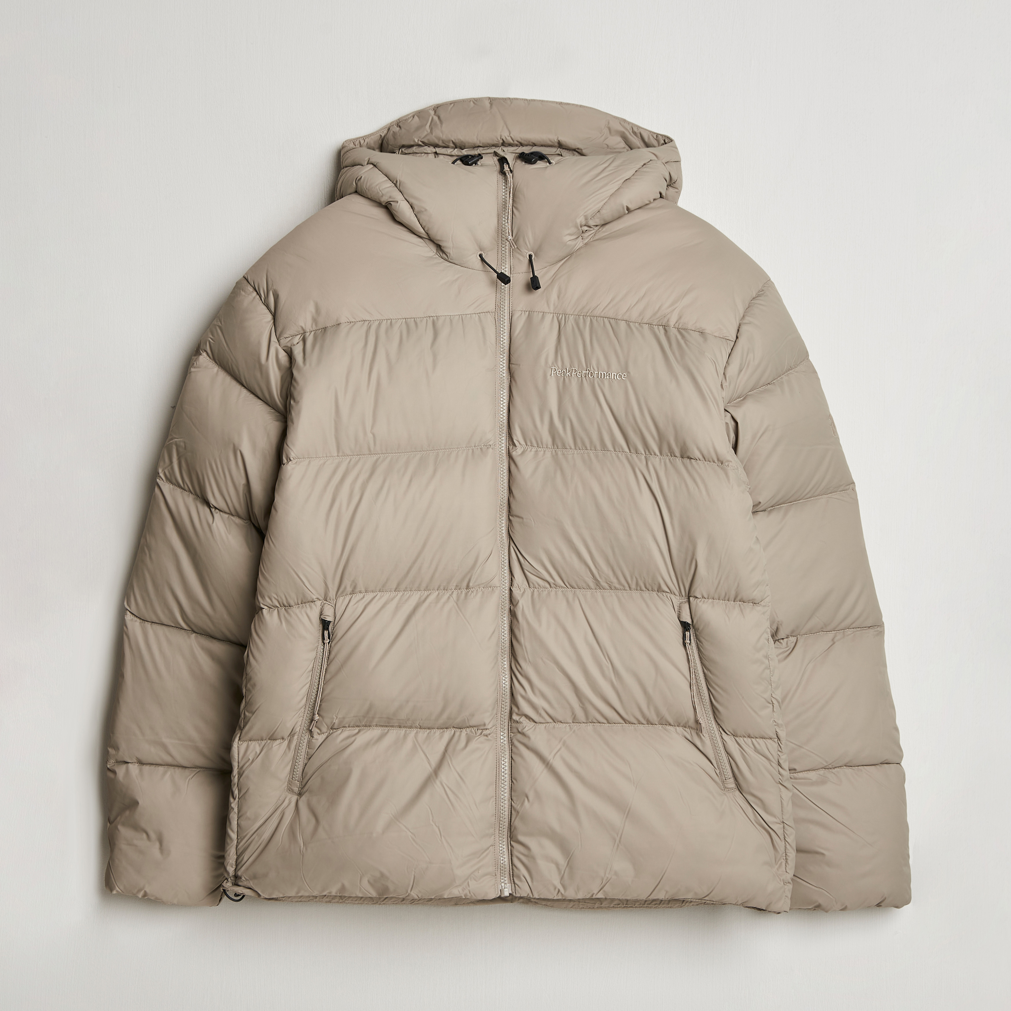 Peak Performance Frost Oversized Down Puffer Avid Beige osoitteesta CareOfC
