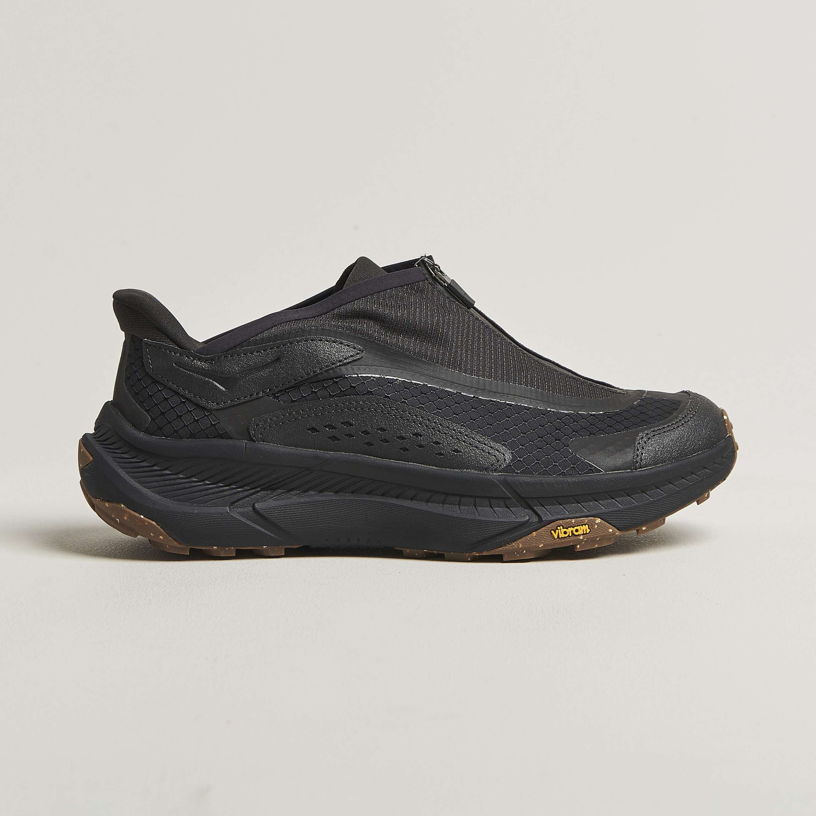 Hoka One Project Transport Carbon/Black osoitteesta CareOfCarl.fi