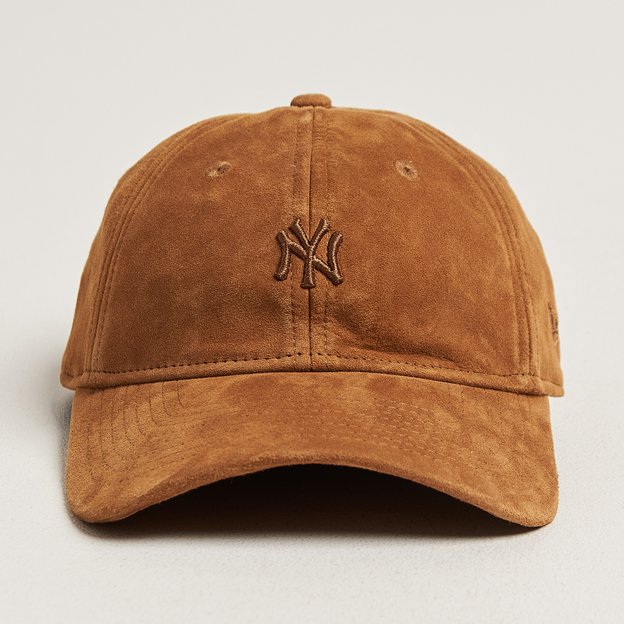 New Era 9Twenty Suede New York Yankees Cap Brown osoitteesta CareOfCarl.fi