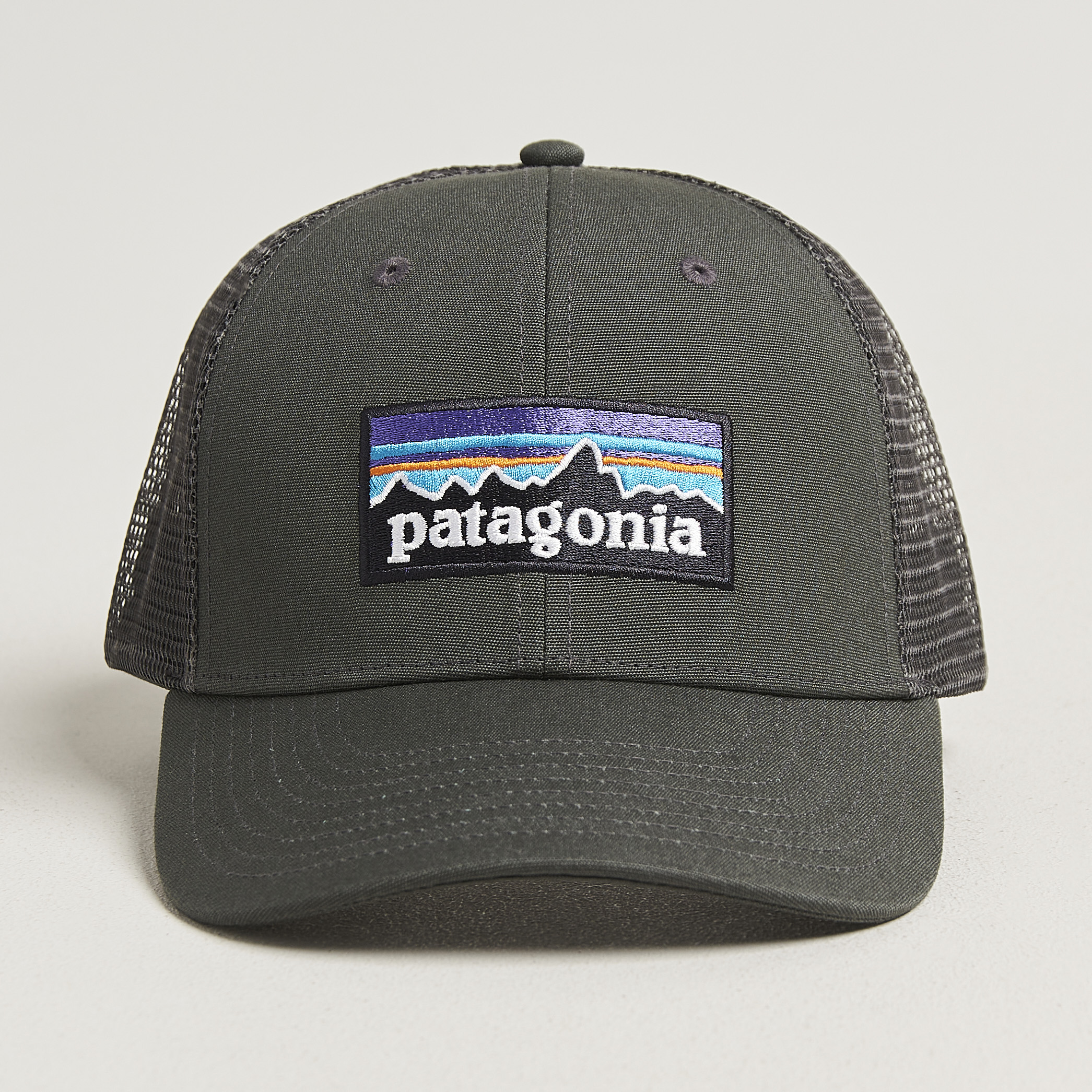 Patagonia P-6 Logo LoPro Trucker Hat Forge Grey osoitteesta CareOfCarl.fi