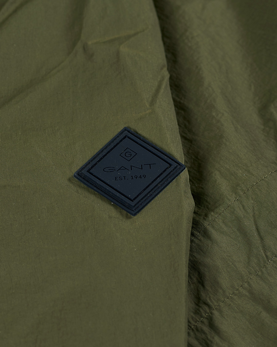 GANT Nylon Four Pocket Field Jacket Dark Leaf osoitteesta CareOfCarl.fi
