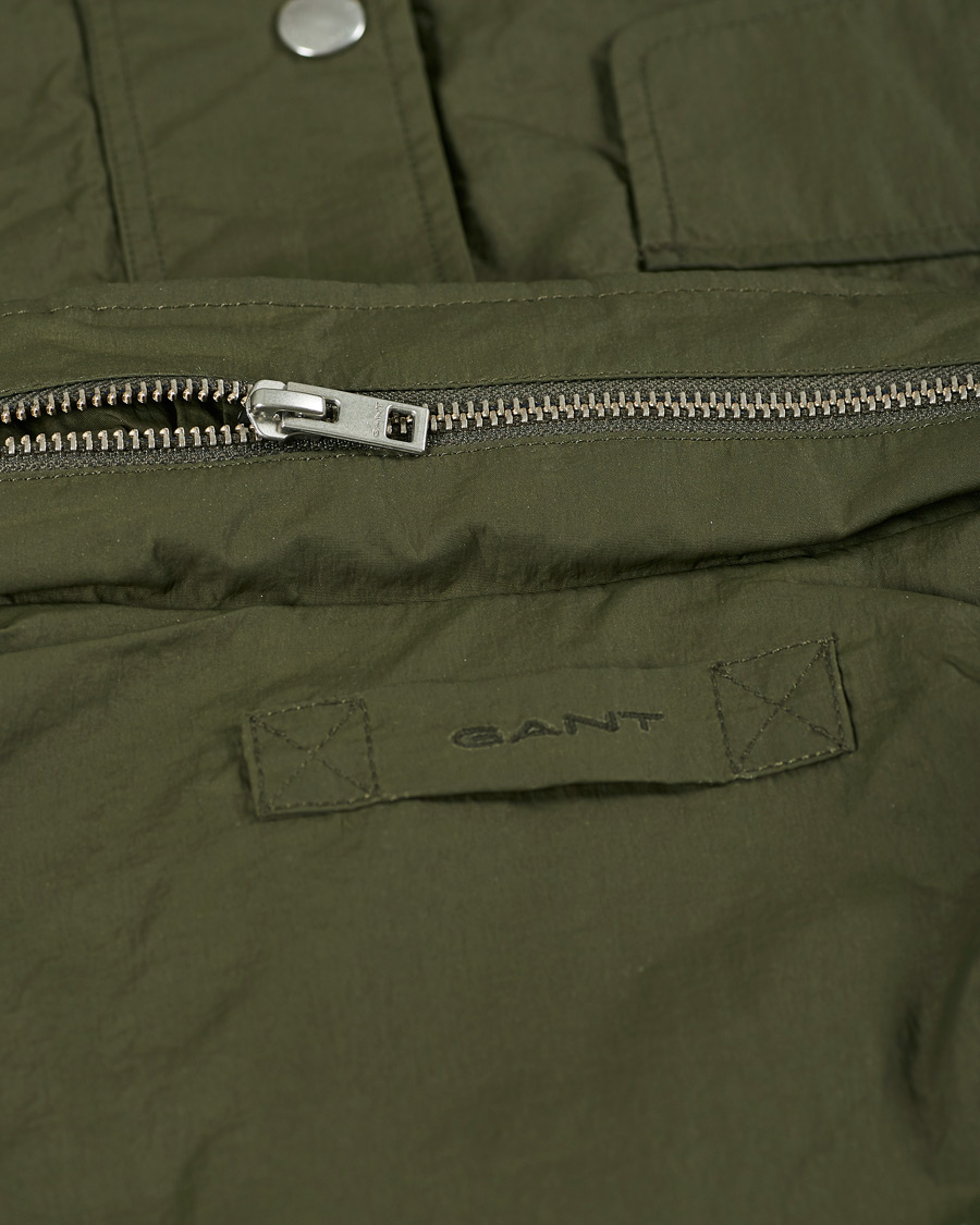 GANT Nylon Four Pocket Field Jacket Dark Leaf osoitteesta CareOfCarl.fi