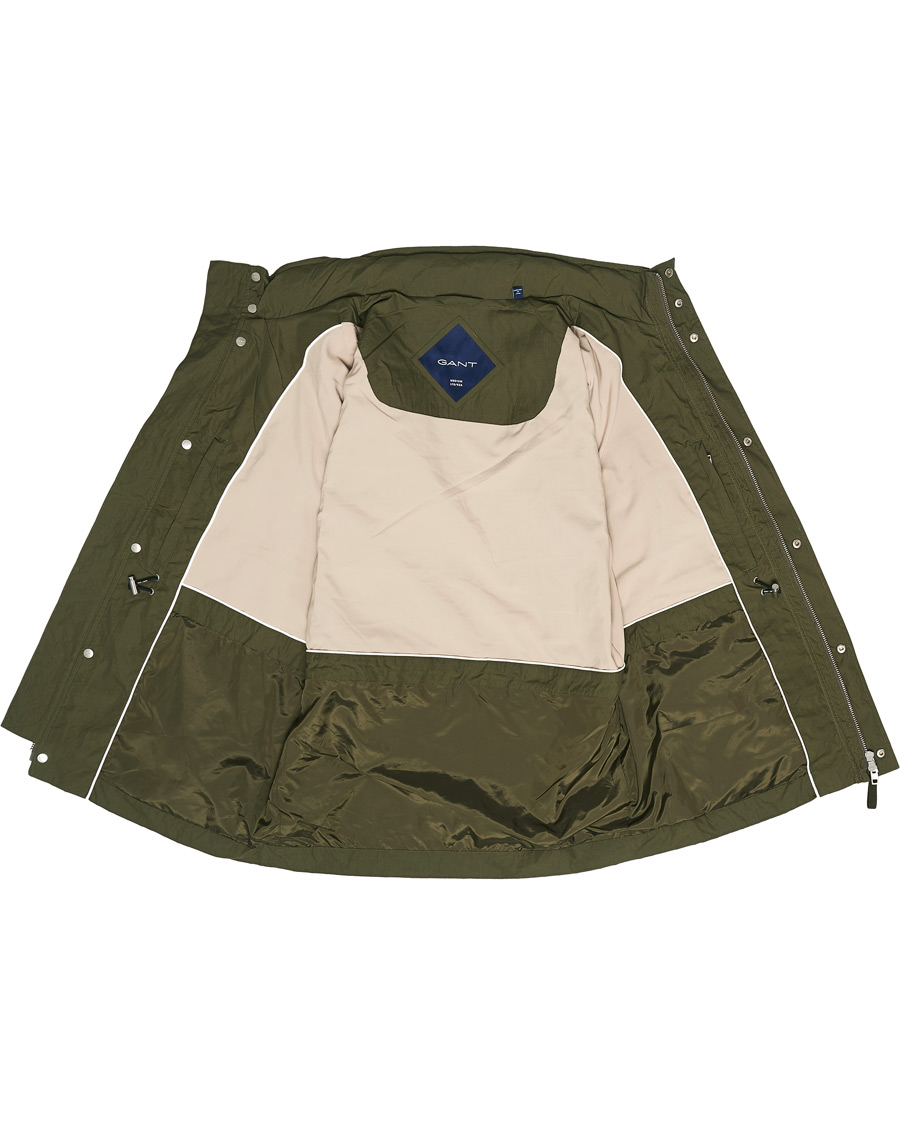 GANT Nylon Four Pocket Field Jacket Dark Leaf osoitteesta CareOfCarl.fi