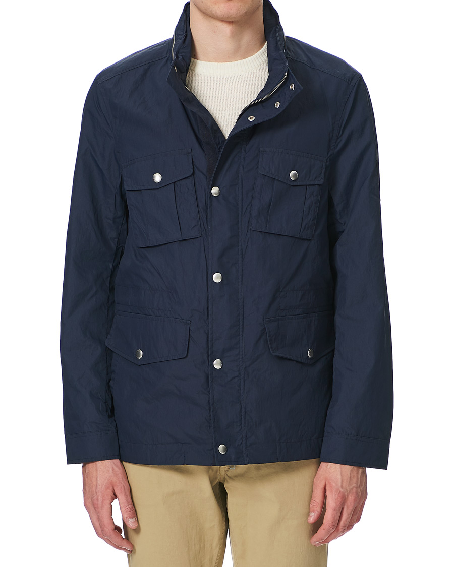 GANT Nylon Four Pocket Field Jacket Evening Blue osoitteesta CareOfCarl.fi