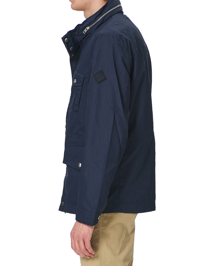 GANT Nylon Four Pocket Field Jacket Evening Blue osoitteesta CareOfCarl.fi